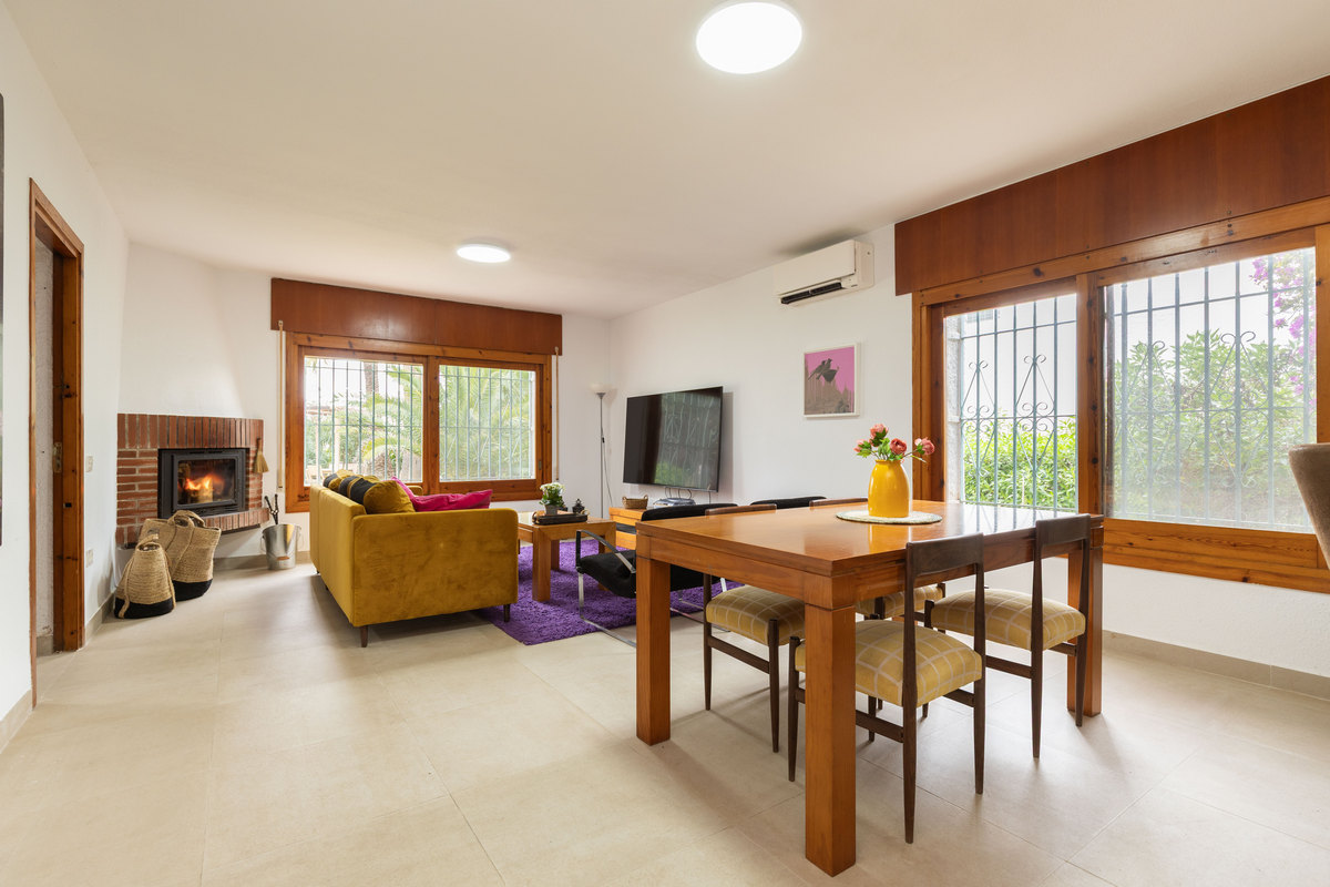 Independent single-storey villa with an 839 m² plot near the beach ...